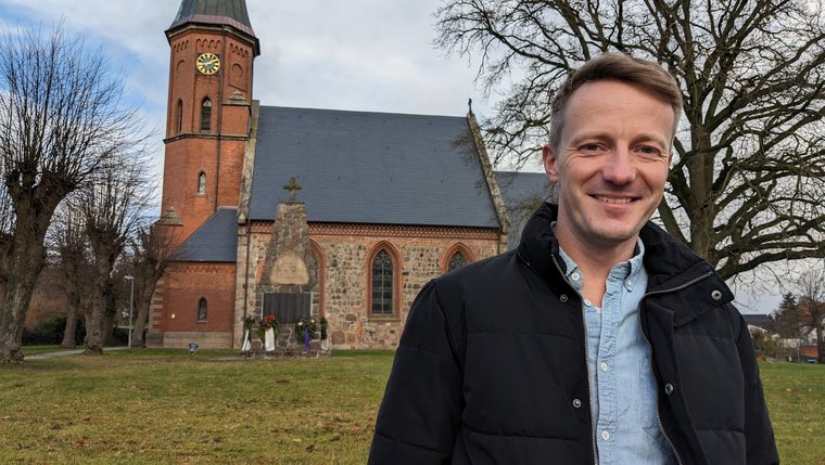 Vom Autoverkäufer zum Pastor: Tobias Knöller ist der Neue in Breitenfelde Nachrichten - Ev.-Luth ...
